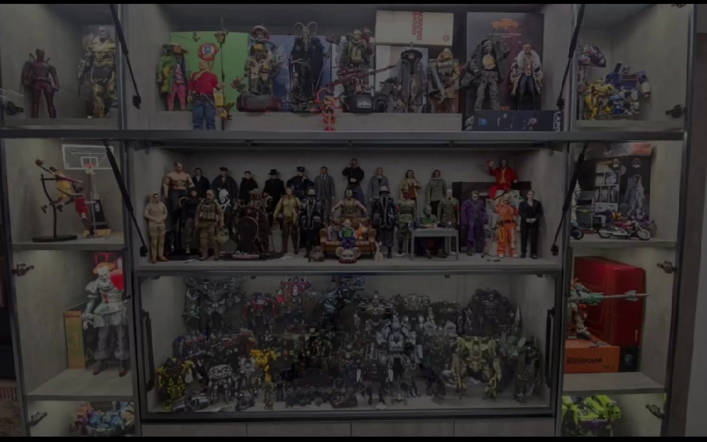 模玩入坑三年,刚做好模型展示柜,分享一下(兵人、变形金刚、hottoys等)