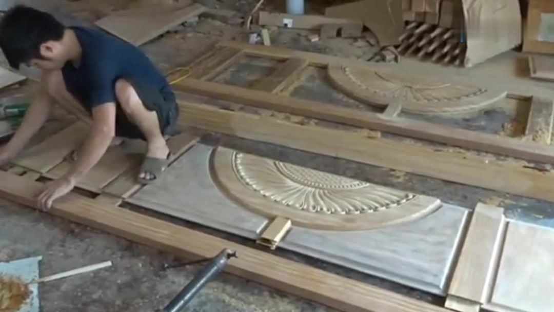 家具厂木工小伙现场组装实木门,这手艺一天100值不值?