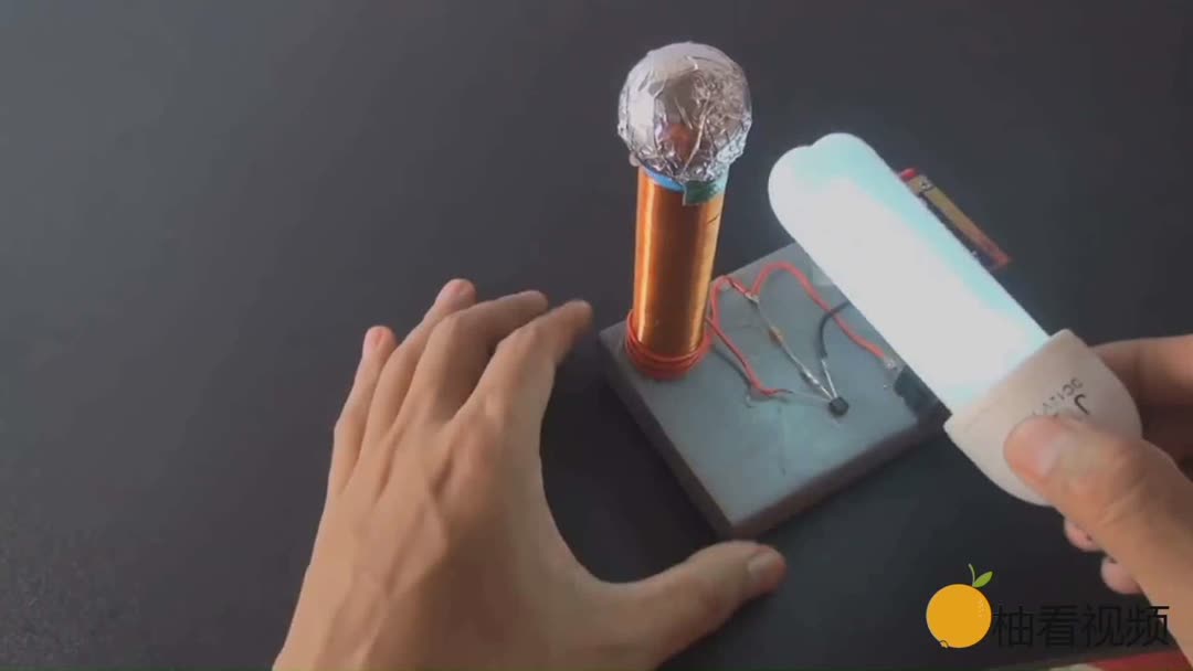 牛人自制特斯拉线圈,无线通电超级神奇!逆天的科技