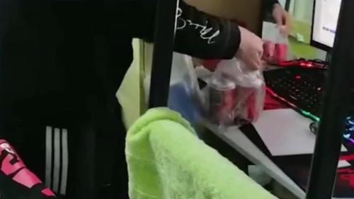 一大学生在寝室里开小卖部,比超市便宜每天能卖20单,以后还会增加代...