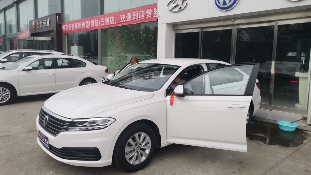 又卖一台朗逸,自动风尚版9万块,朗逸真心漂亮,外观大气时尚
