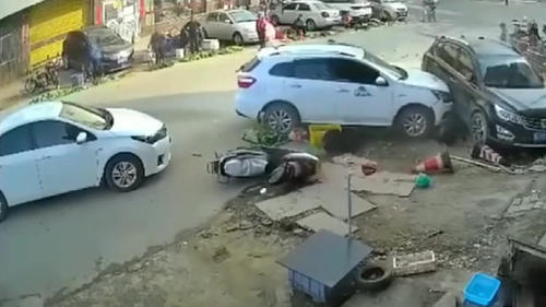 女子路边买菜,丝毫不知生命已经开始倒计时!10秒后画面太惨