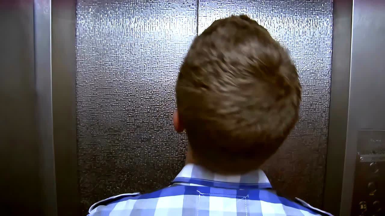 被困在电梯里怎么办?极速下降时这么做比较安全