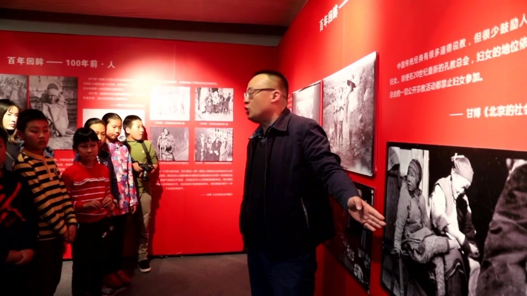 “少年说中国”走进“百年回眸 中国巨变”展