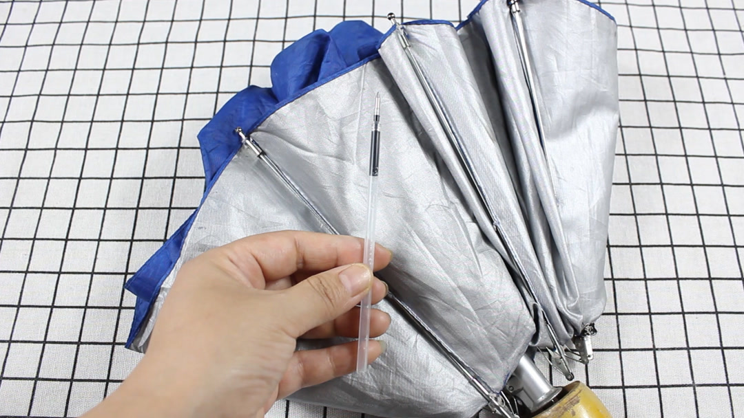 把笔芯放在坏的雨伞上,这个作用你绝对想不到,省钱又实用