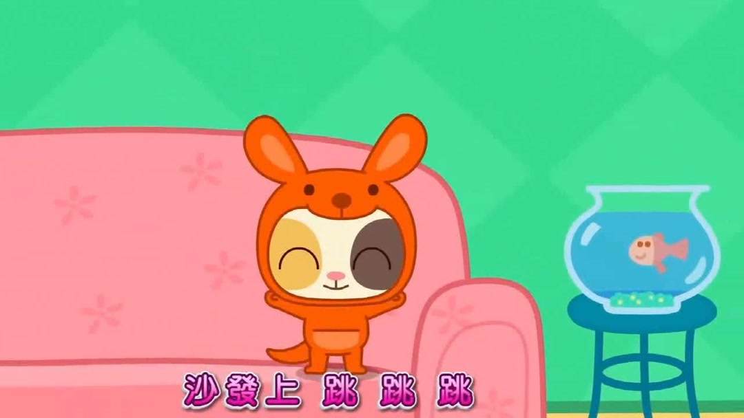 小猫咪在床上蹦蹦跳跳,不小心摔倒了好痛!要在安全的地方跳跳!