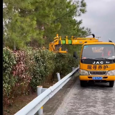 ...绿篱修剪机这个修剪速度很满意 新型车载式绿篱修剪机多种修剪方法