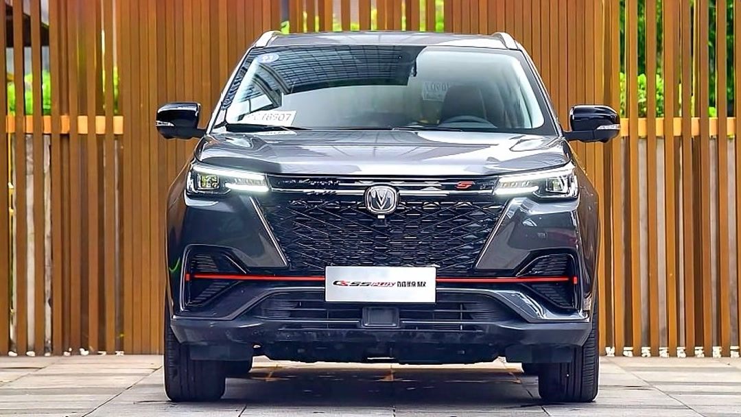 长安CS55 PLUS蓝鲸版在成都车展首发亮相,外观更动感!