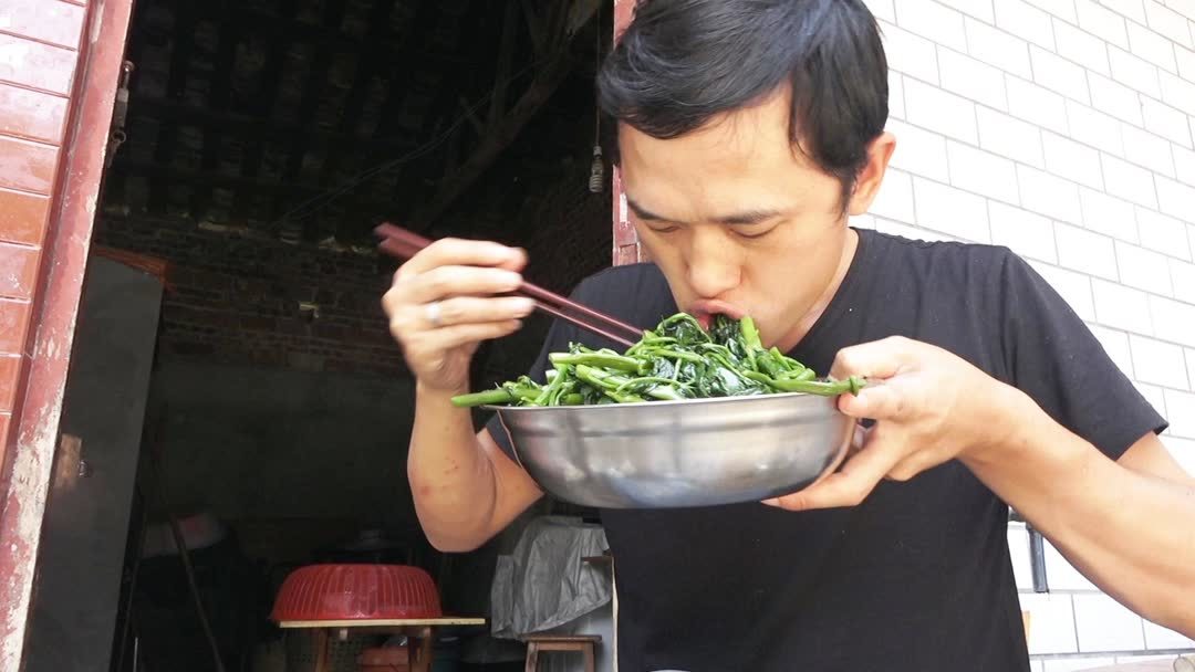 小伟家门口摘个青菜,放辣椒炒起做个盖饭,碗比头大,能吃完吗
