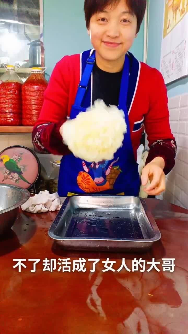 做一个银耳冰糖雪梨汤润喉又好喝梨子是个宝秋冬不能少祝所有的女神...