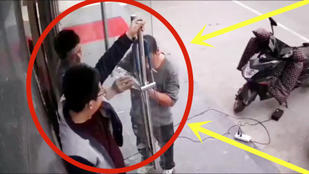 工人修玻璃门,哗啦一声都懵了,监控拍下笑岔气瞬间!