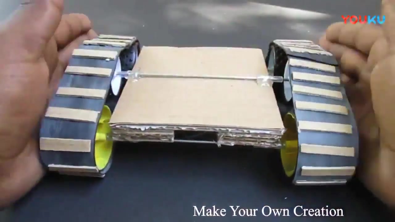 看看外国手工达人如何用纸板DIY出一台卡车模型(中)