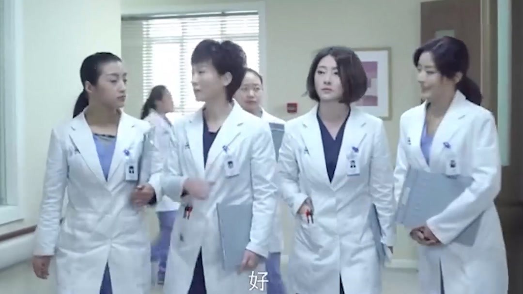 产科医生70:主任怪何晶迟到,没想到同事会帮她辩解,真好