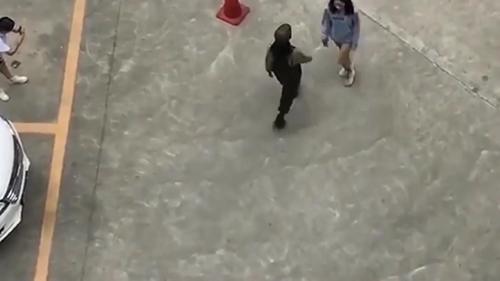 在街上不经意间拍到的第三视角,简直不要太好笑!