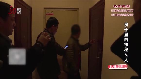 自己房子被陌生人霸占,小伙带着物业破门而入,却被里面景象惊呆