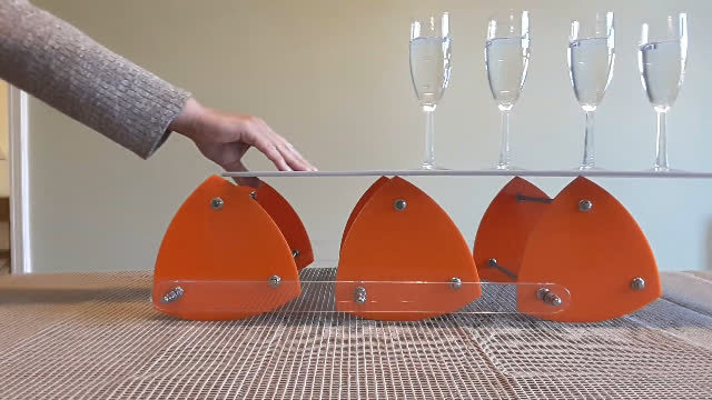 什么是勒洛三角形?把几杯水放在三角形上,有趣的现象发生了