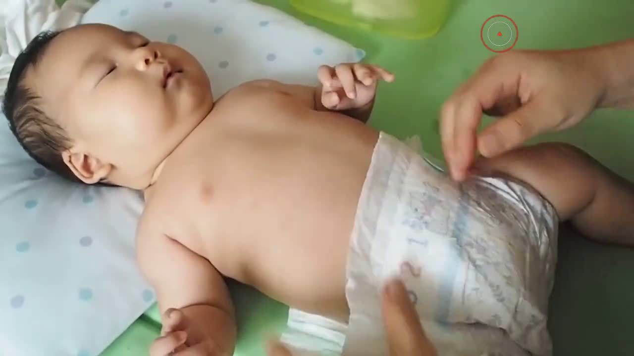 妈妈细心的给小宝宝换尿不湿和衣服,小宝宝不哭不闹的样子好可爱