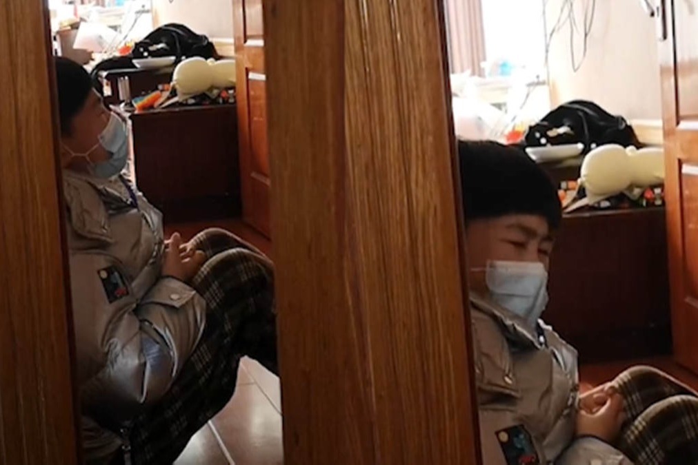 父母阳了儿子隔离崩溃大哭:作业欠了很多,还要给你们端饭