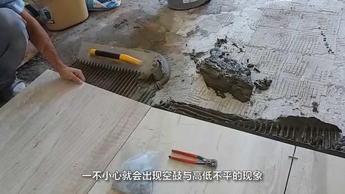 农民大叔发明“贴瓷砖”神器,一小时能贴30平方米,10块钱造一个