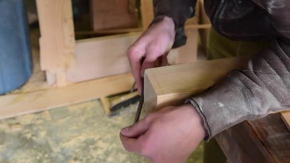 看看木匠是如何自制一架高低床、双层床的