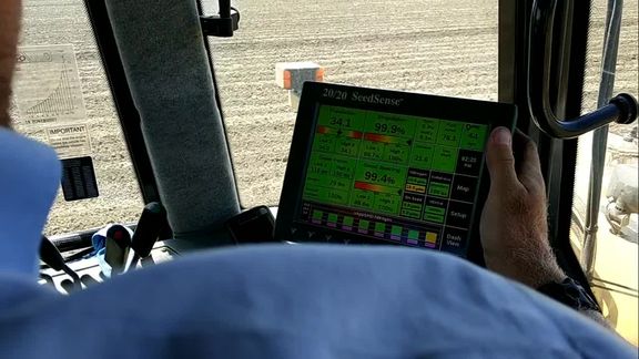 第三代农民在给我讲解全自动驾驶拖拉机上卫星自动驾驶控制系统和...