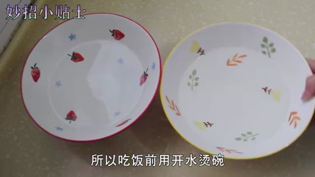 在饭店吃饭,你会用开水烫餐具消毒吗?知道真相你就不会烫了