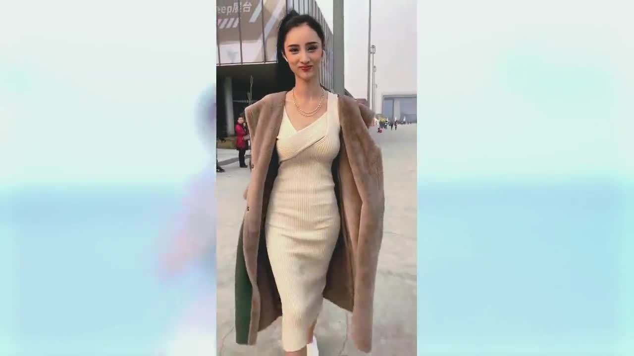 刚下班的模特,走路的姿势自带魅力