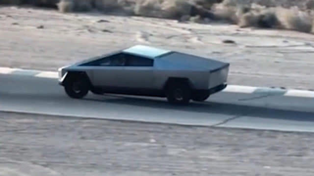 特斯拉新款"电动皮卡",满电续航八百公里,科技感十足!