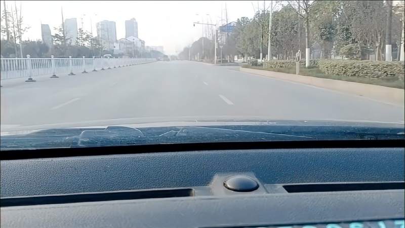 小韩开手动挡汽车市区行驶,完美演示各种技巧,新手一看就会