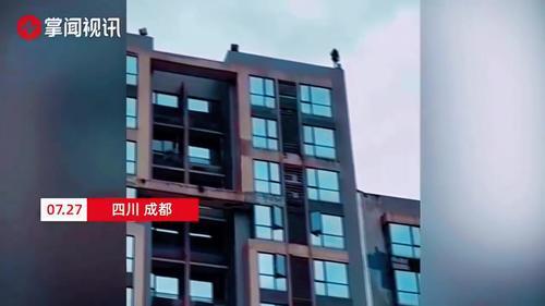 女孩疑似因情,跳楼幸亏被气垫接住,目击者,在楼顶站了大约1小时