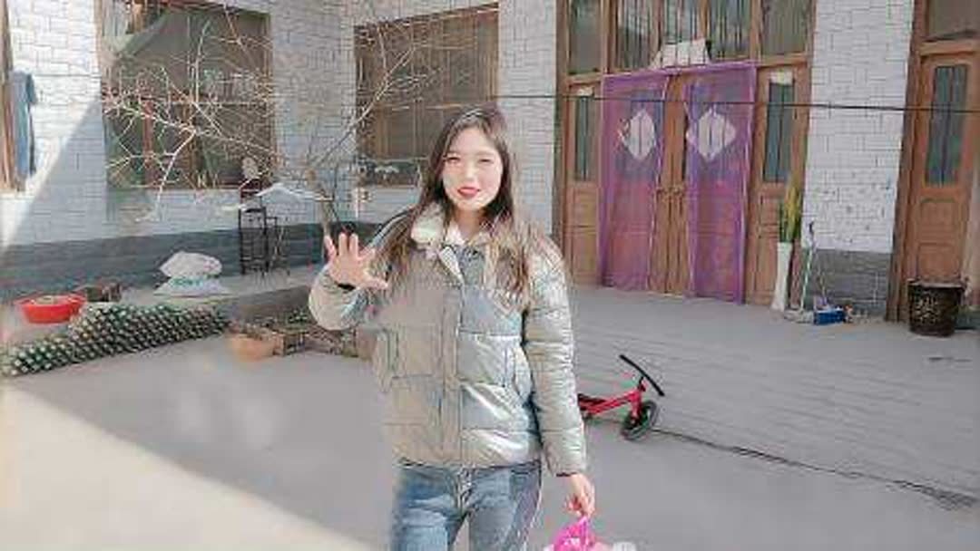 实拍姑娘回娘家,昔日的家不好意思空手回,结婚后娘家是不是家?