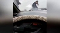 胆大妄为!两男子当街围殴执勤交警