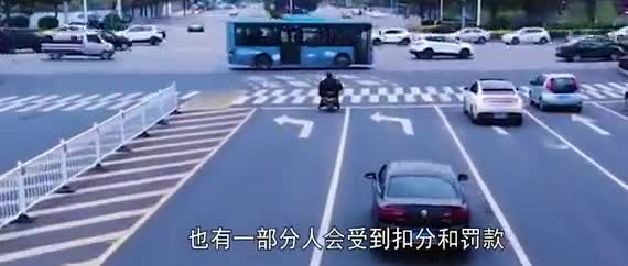 左转待转区如何正确走?好多人走错扣6分罚款200,老司机现场演示