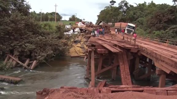 一个敢用木头搭桥,一个敢过,这下完了