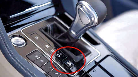 自动挡行驶时,能直接从“D挡”换到“S挡”吗?弄错可能伤车!