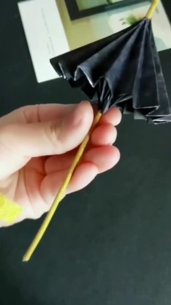 黑白无常之宿伞之魂,收缩伞看历史教程,翻翻就看到了。手工 第五人格