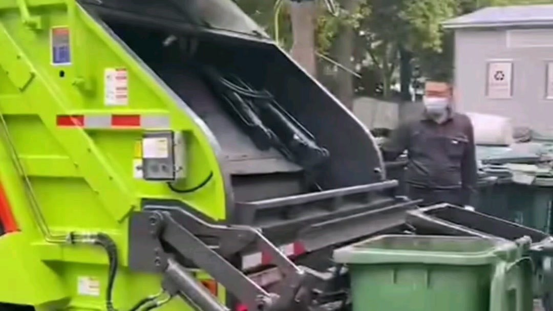 8方#压缩垃圾车#挑战130桶,开车直达客户当地,让客户现场试车,