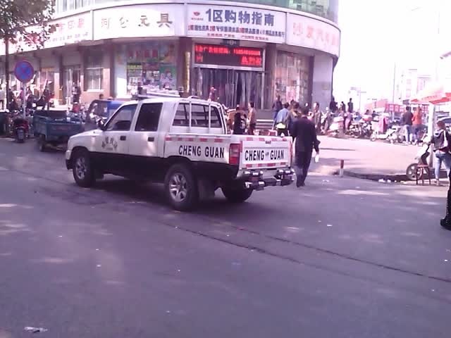 【拍客】无牌城管执法车四次遭曝光仍街头执法