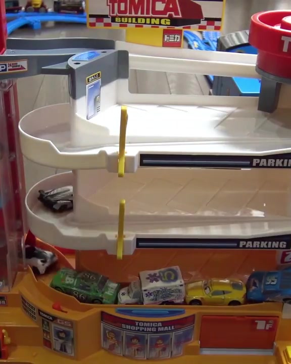 电动小汽车和伙伴们在轨道上玩耍 真开心呀