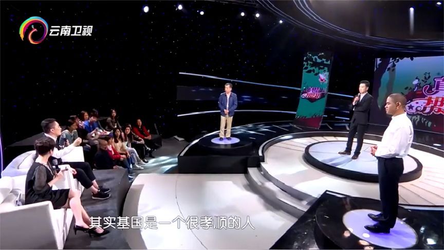 儿子30岁不愿找对象,只因工作是模仿名人,一上台帅呆了