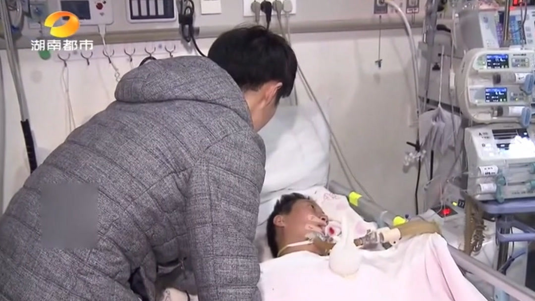 产妇生下双胞胎后,母婴都被送进重症监护室,一天花费一万多