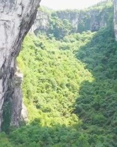 【张家界这个天坑酷似一口灶 还有“灶门”[带着微博去旅行]】在湖南...