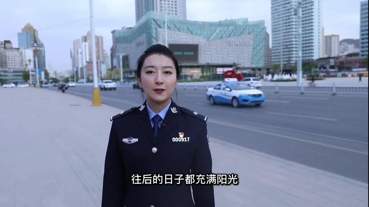 如何正确佩戴安全头盔@中国警察网
