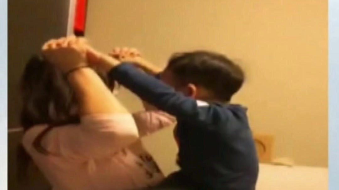 儿童模仿抖音短视频 危险动作易受伤