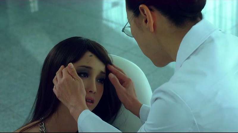 女孩相貌丑陋通过整容,一路开挂升到巨星,副作用却毁了她?