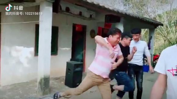 来自海南、白沙黎族每年过节这些年轻人聚合在一起唱歌跳舞