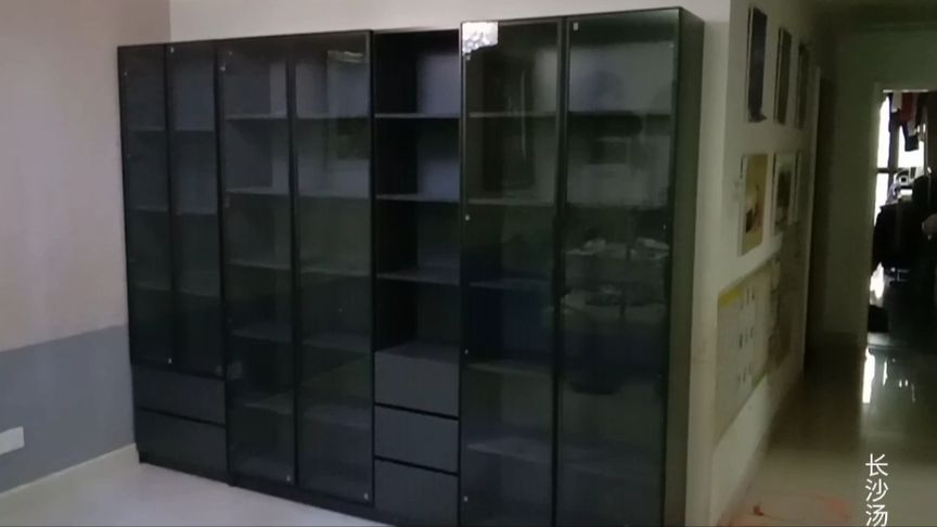 上门安装组合书柜 全部是玻璃门 背板也是一小块拼起来的
