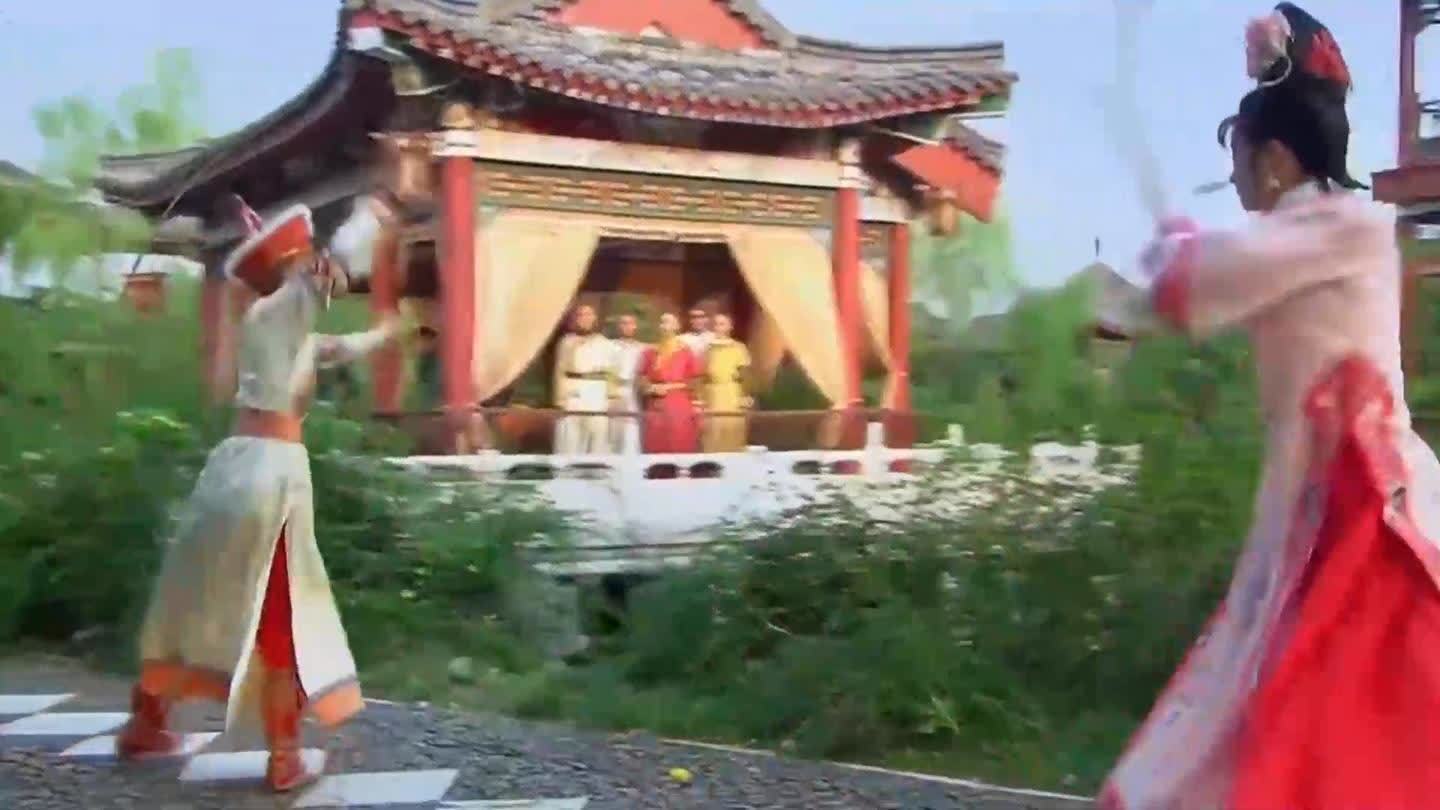 新还珠格格:小燕子真是一刻都闲不住,这又和赛亚公主打起来了!