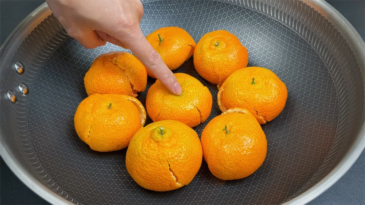 把橘子皮放锅中炒一炒,没想到作用这么厉害,解决了很多人的问题