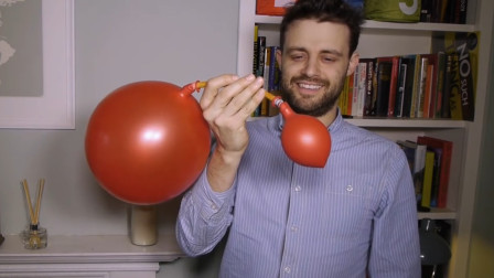 将一大一小的气球接在管子上,小气球会变大吗?网友:这不科学
